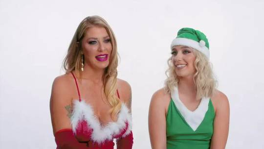 Decorating the christmas tree | Scrolller