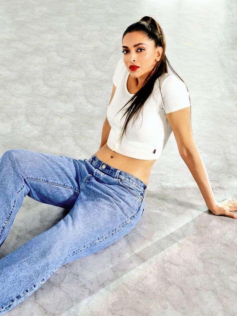 Deepika Padukone Navel | Scrolller