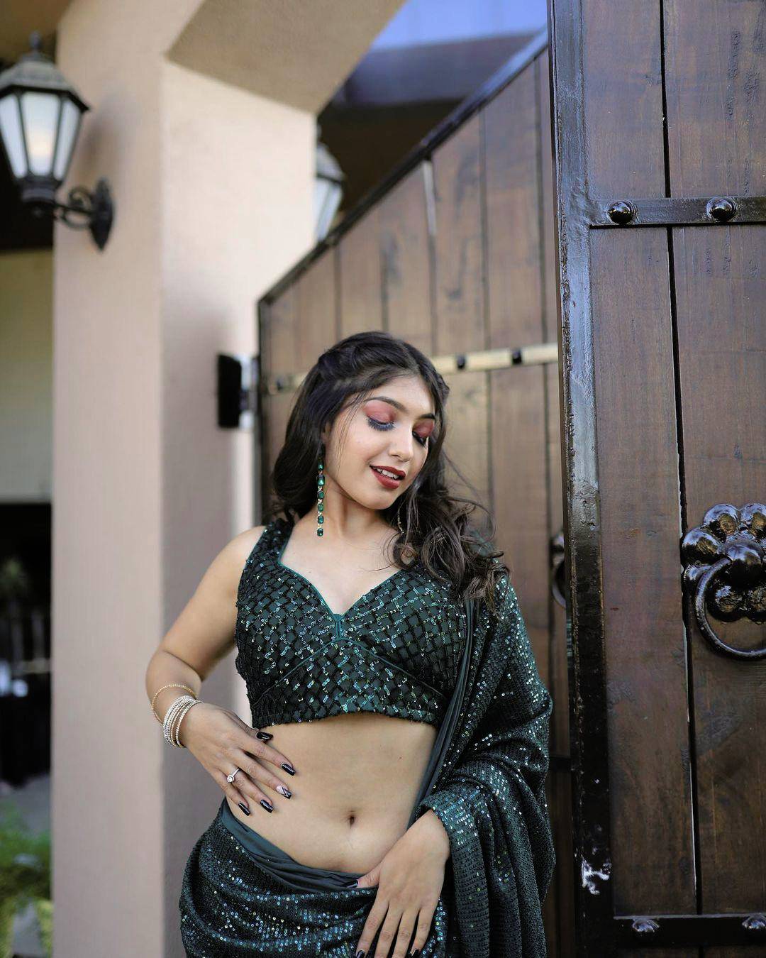 Divya navel in green saree | Scrolller