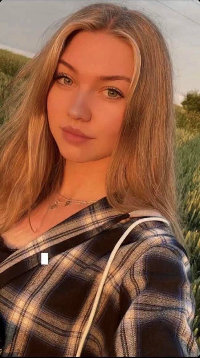 Dm if you can make cheating captions of this girl I know | Scrolller