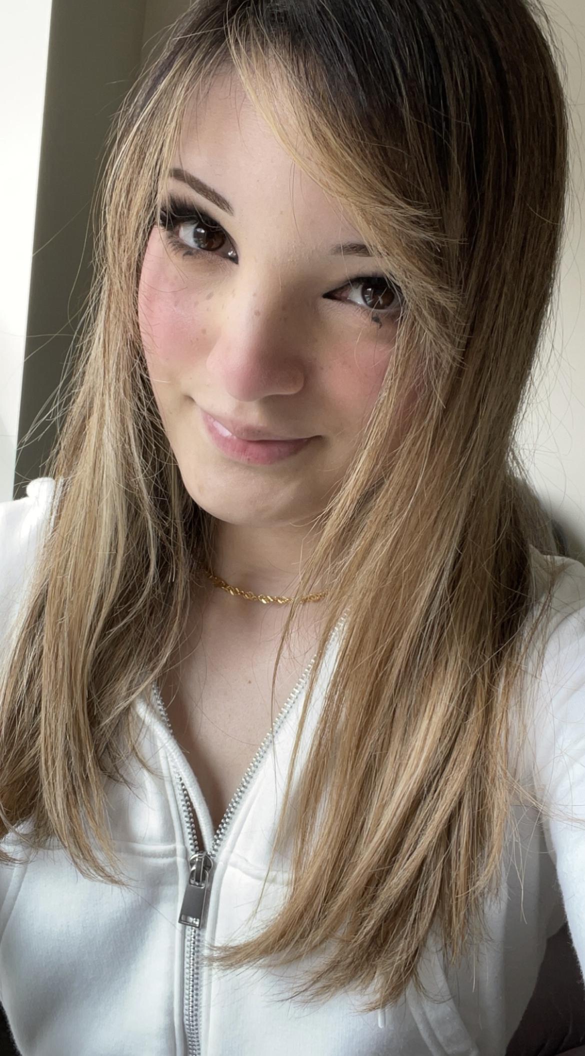 Do I Have Pretty Eyes 💖🦄🏳️‍⚧️ Scrolller