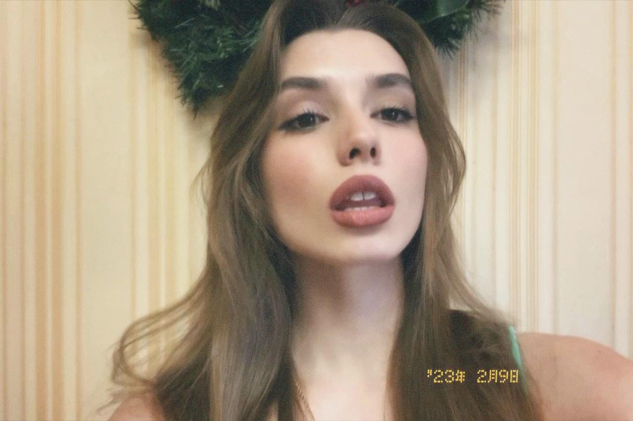 do you want to feel those lips? | Scrolller