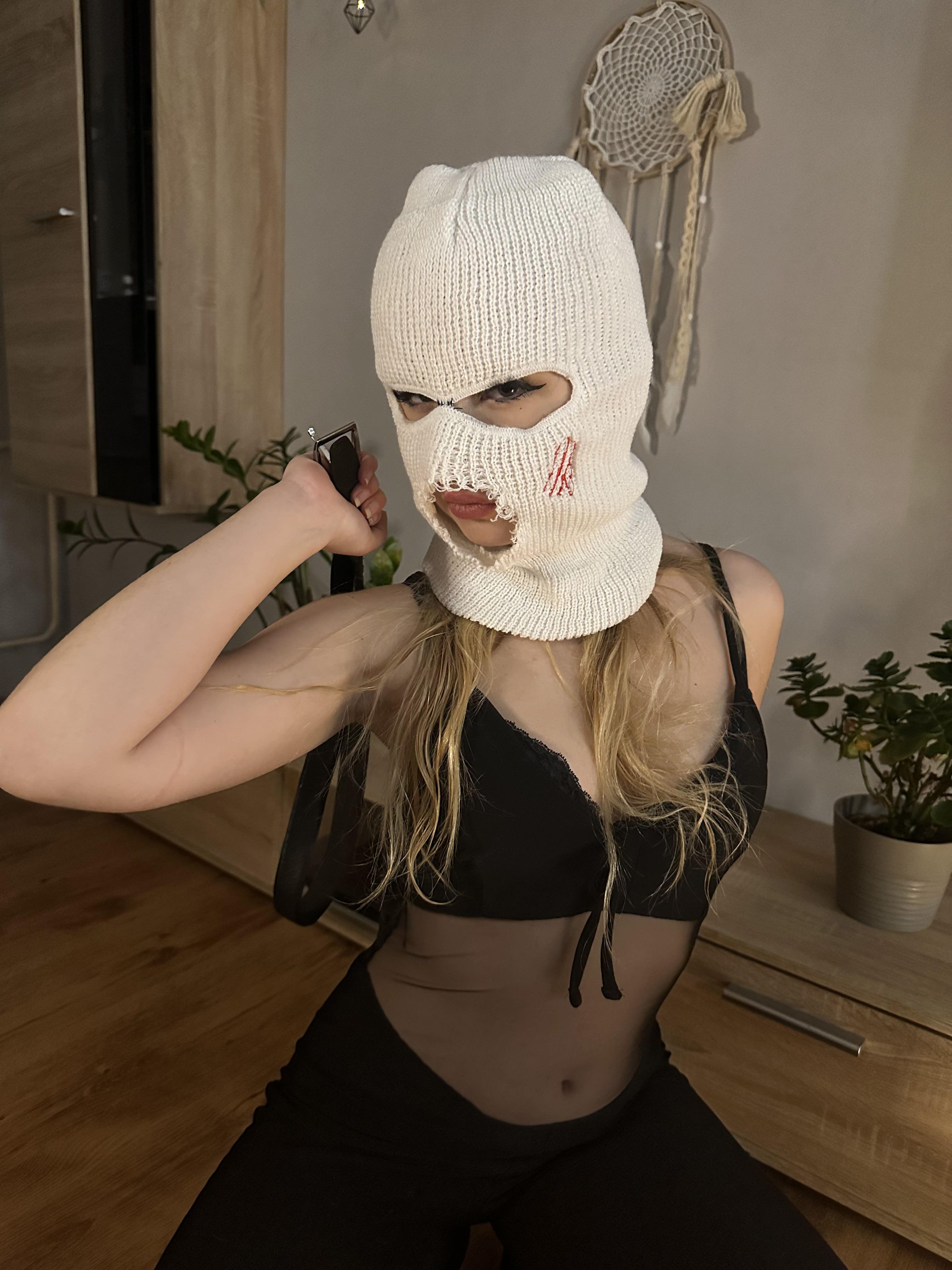 Down on your knees! And keep your eyes on the ground😈 | Scrolller