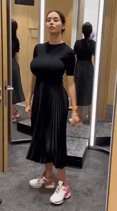 Elegant back dress | Scrolller