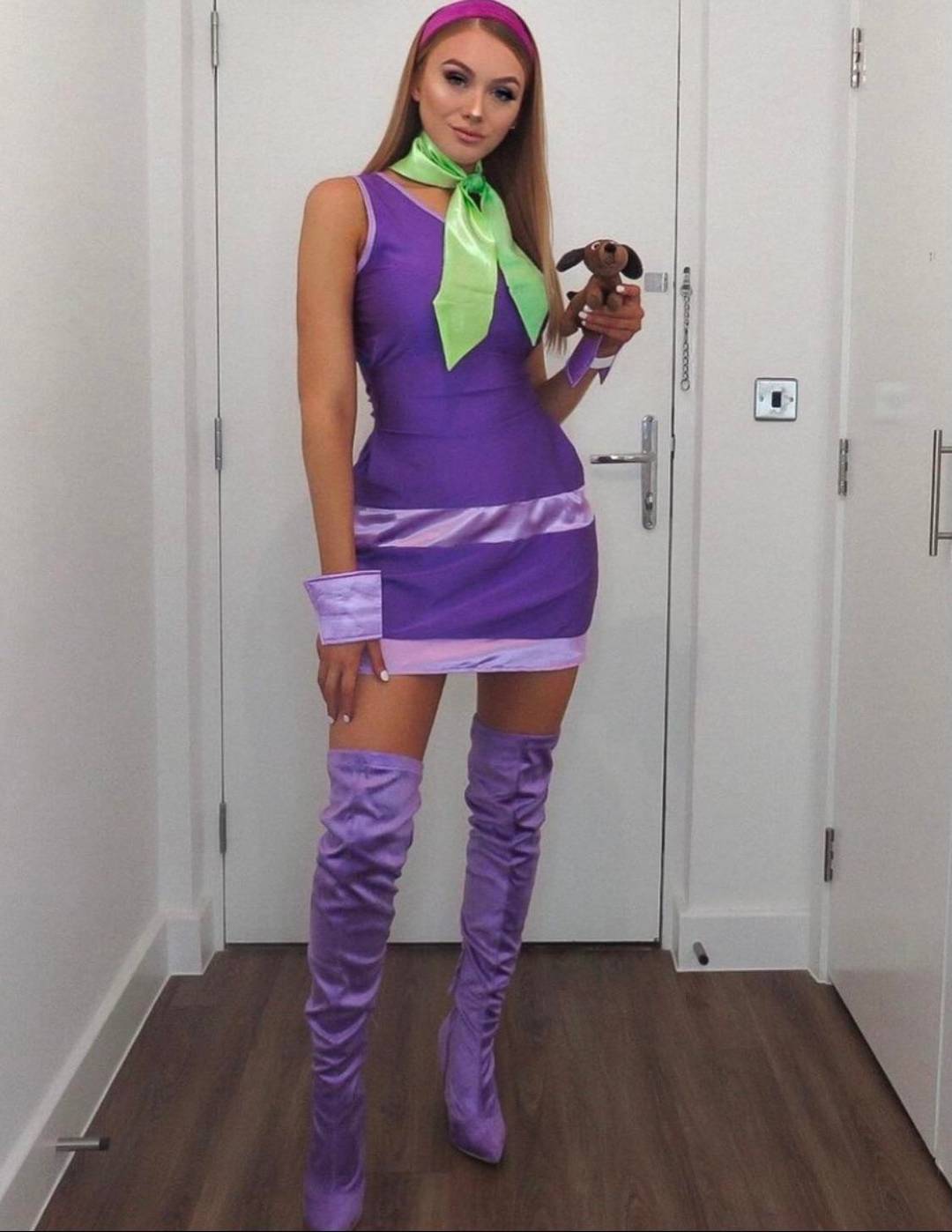 Elz the Witch as Daphne Blake | Scrolller
