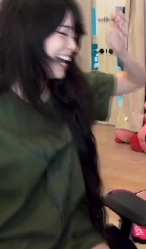 Emiru forgot her pants | Scrolller