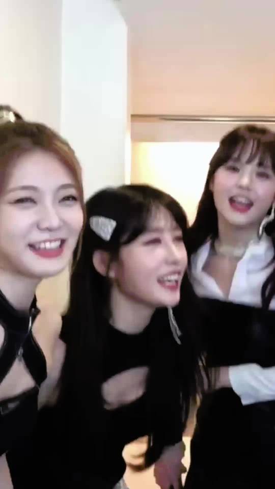 EVERGLOW - Sihyeon | Scrolller