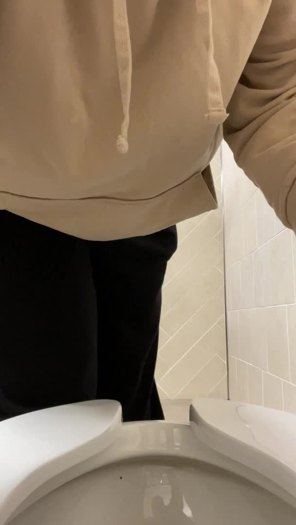 Farts and pee 😽 | Scrolller