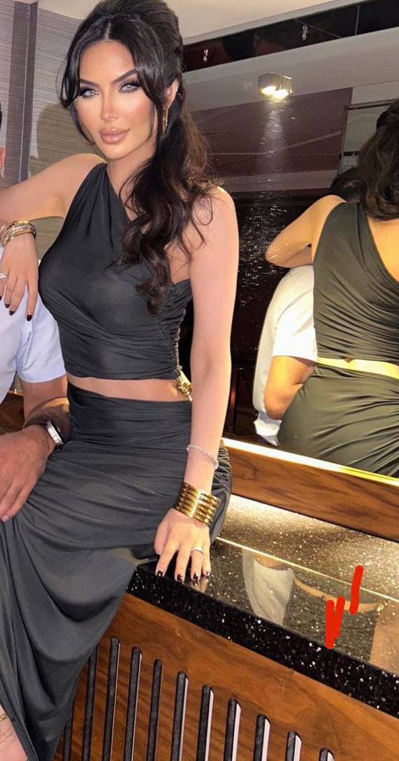 Faryal Makhdoom Thong Line | Scrolller