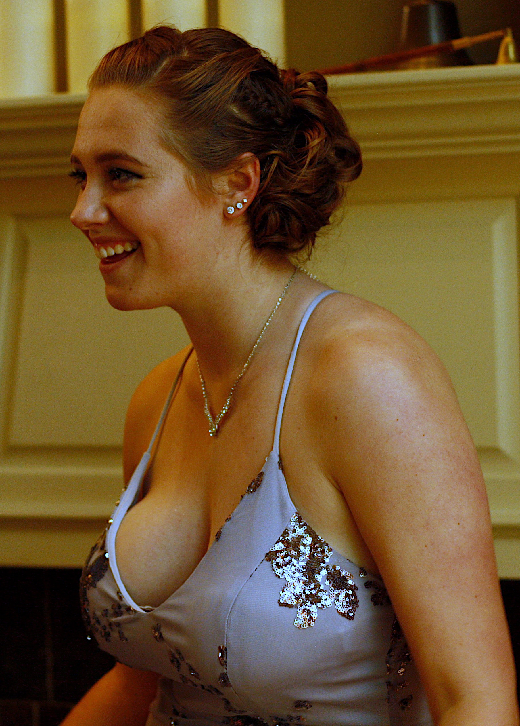 Filling her Dress | Scrolller