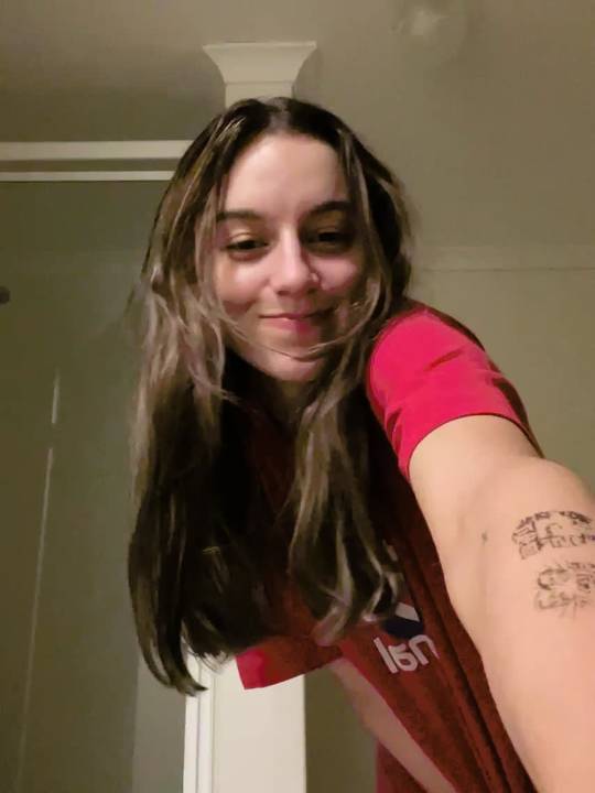 Finished my schoolwork now it’s time for bed but first I wanted to show my hair growth hehe ...