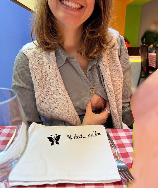 Flashing at a restaurant 🙈 | Scrolller