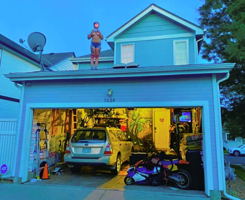 Flashing for the neighbors 🤭 | Scrolller