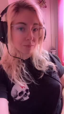 Flashing my tiddies before I tame some 🦕 | Scrolller