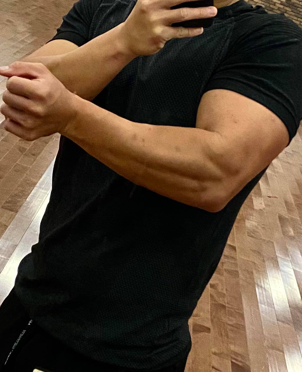 For those who appreciate the back of the forearm | Scrolller