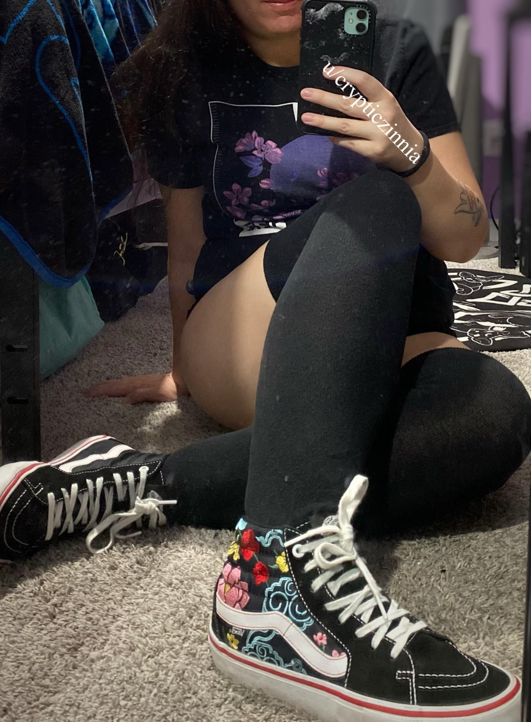 Happy Friday! Just wanted to show off my Vans 🌸 | Scrolller