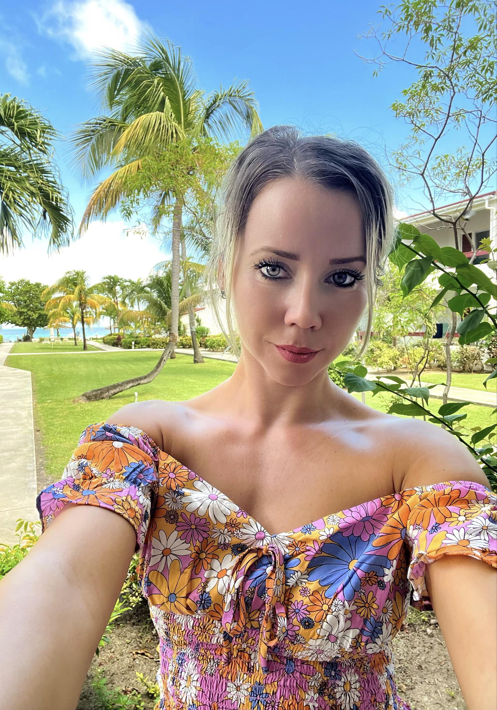 Hello from the Paradise x | Scrolller