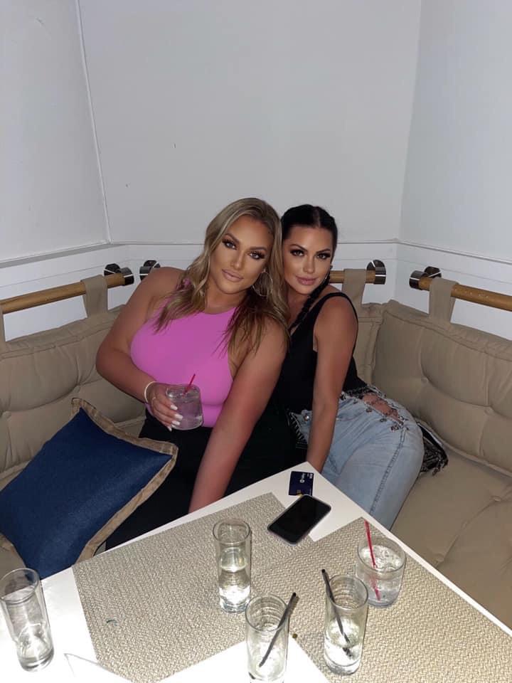 Hiding behind her | Scrolller