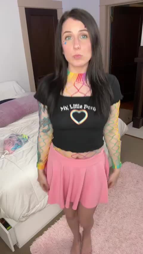 Hopping into my tail | Scrolller