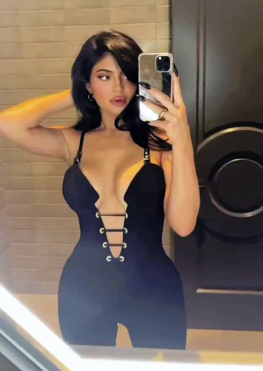 Hot mirror vid in black | Scrolller