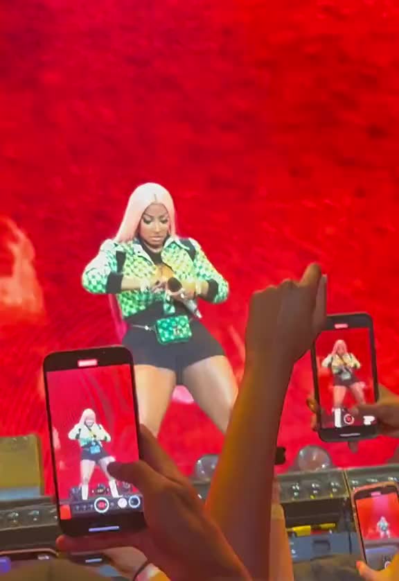 Hottie on stage | Scrolller