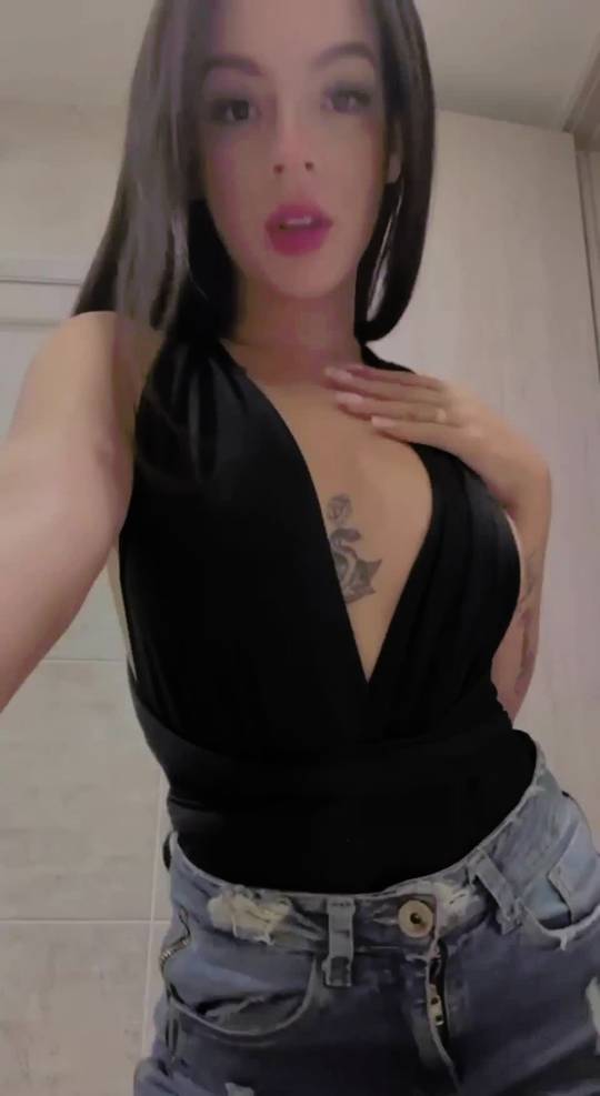 I have nothing under my t-shirt | Scrolller