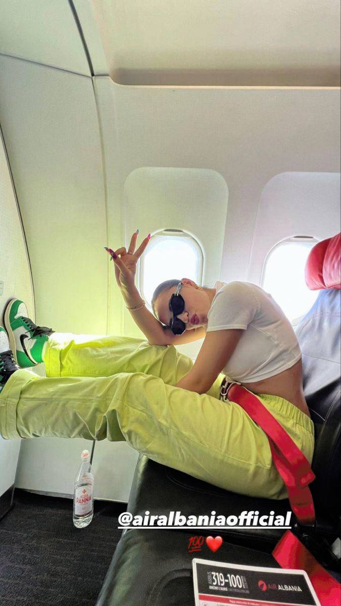 I lick her pussy on the plane | Scrolller