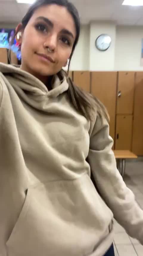 I love having my camel toe on full display at the gym ;) | Scrolller