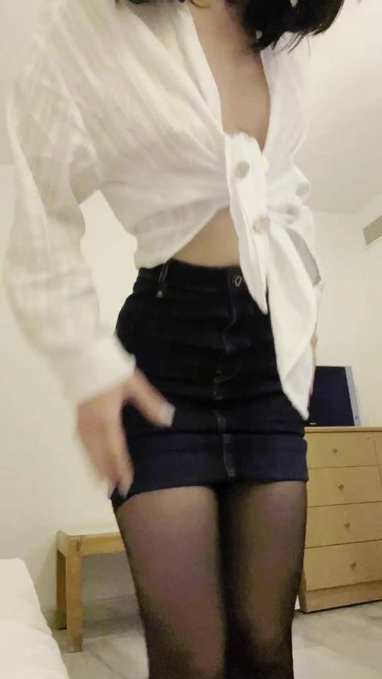 i‘m a brunette petite girl, i just want it raw | Scrolller