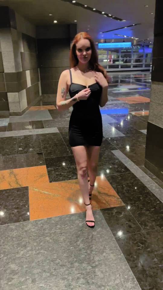 This Dress Is Really Convenient For Some Public Flashing Scrolller