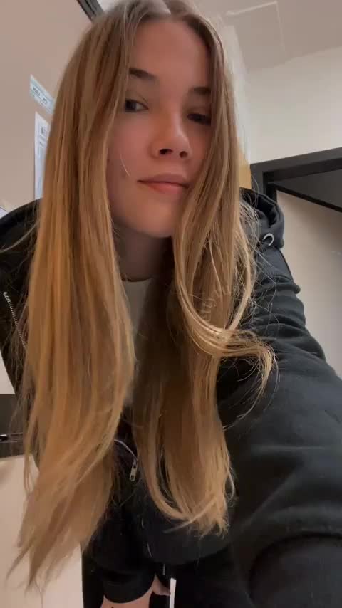 I promise I’ll hold the moan if you pound me in the office | Scrolller