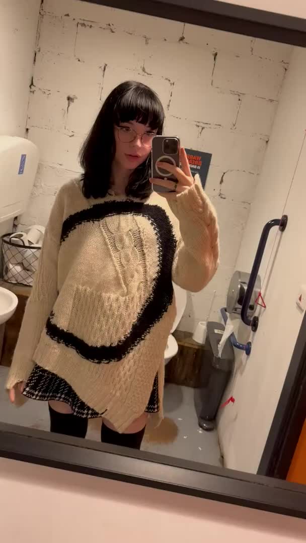 I send this to you from the bathroom of the bar, wyd? 👀 | Scrolller