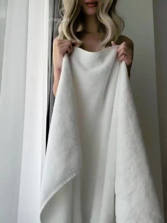 Oops, I dropped my towel and it was totally planned | Scrolller