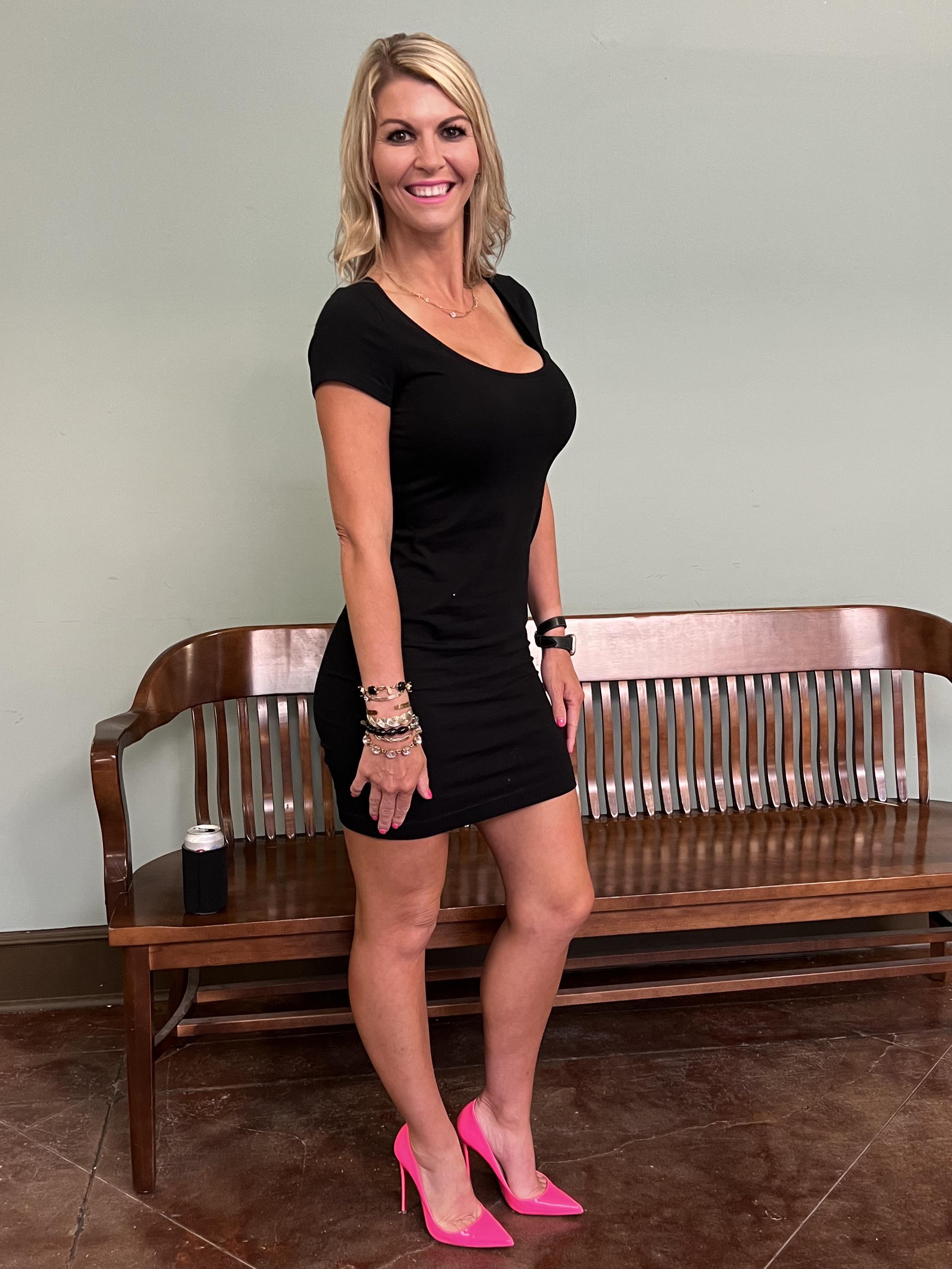 I workout to look good when I go out! Are you going to check out a Fit Hot Mom? | Scrolller