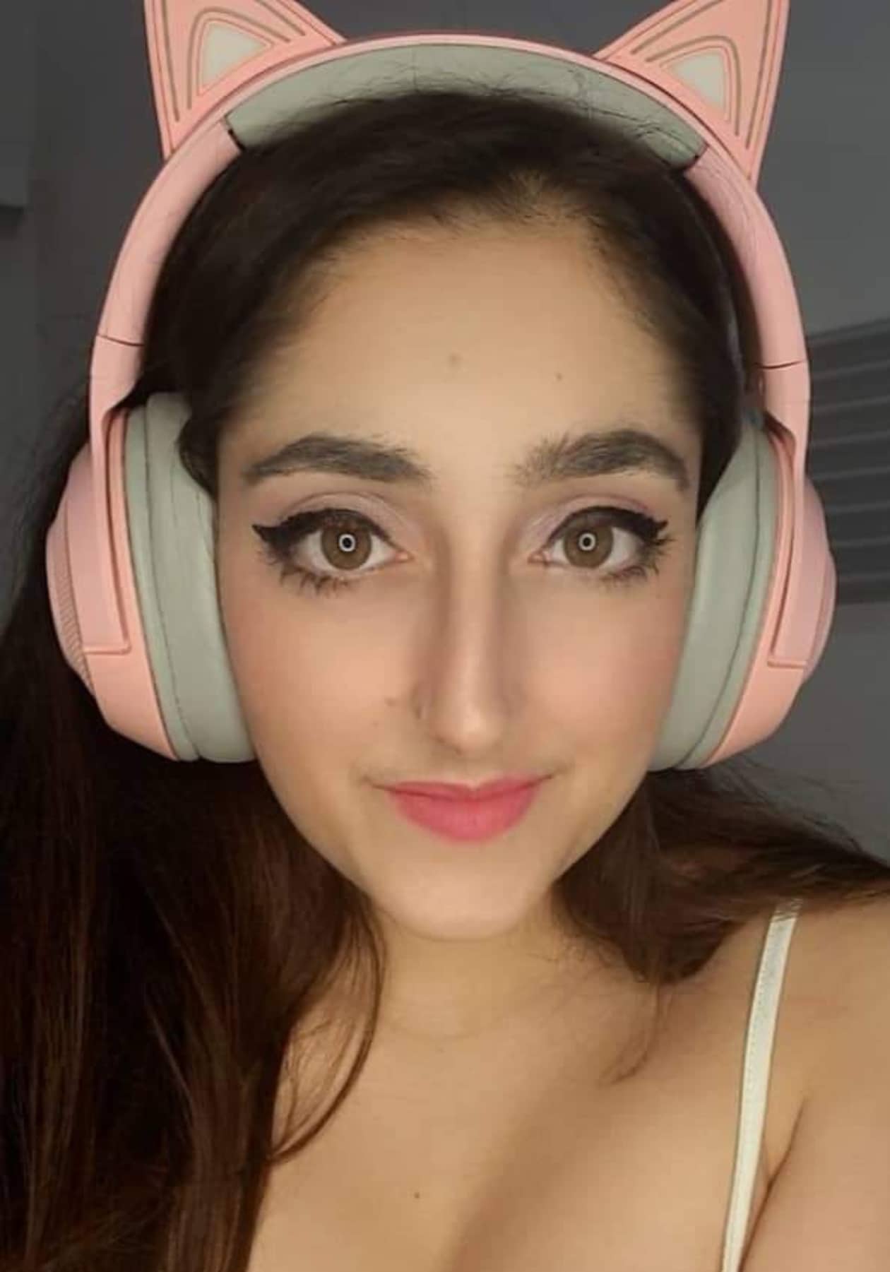 If You Think Im Cute Say Hi 💗 Scrolller