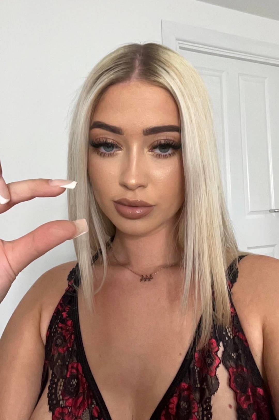 If your little dick can’t please me I’ll squeeze your balls | Scrolller