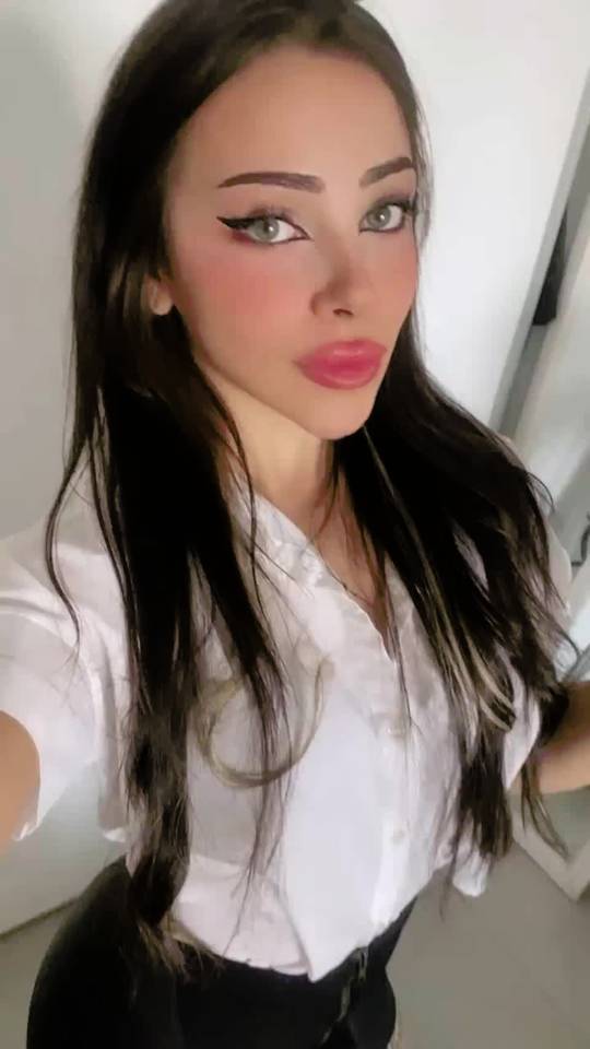 I'm a little shy😋 | Scrolller