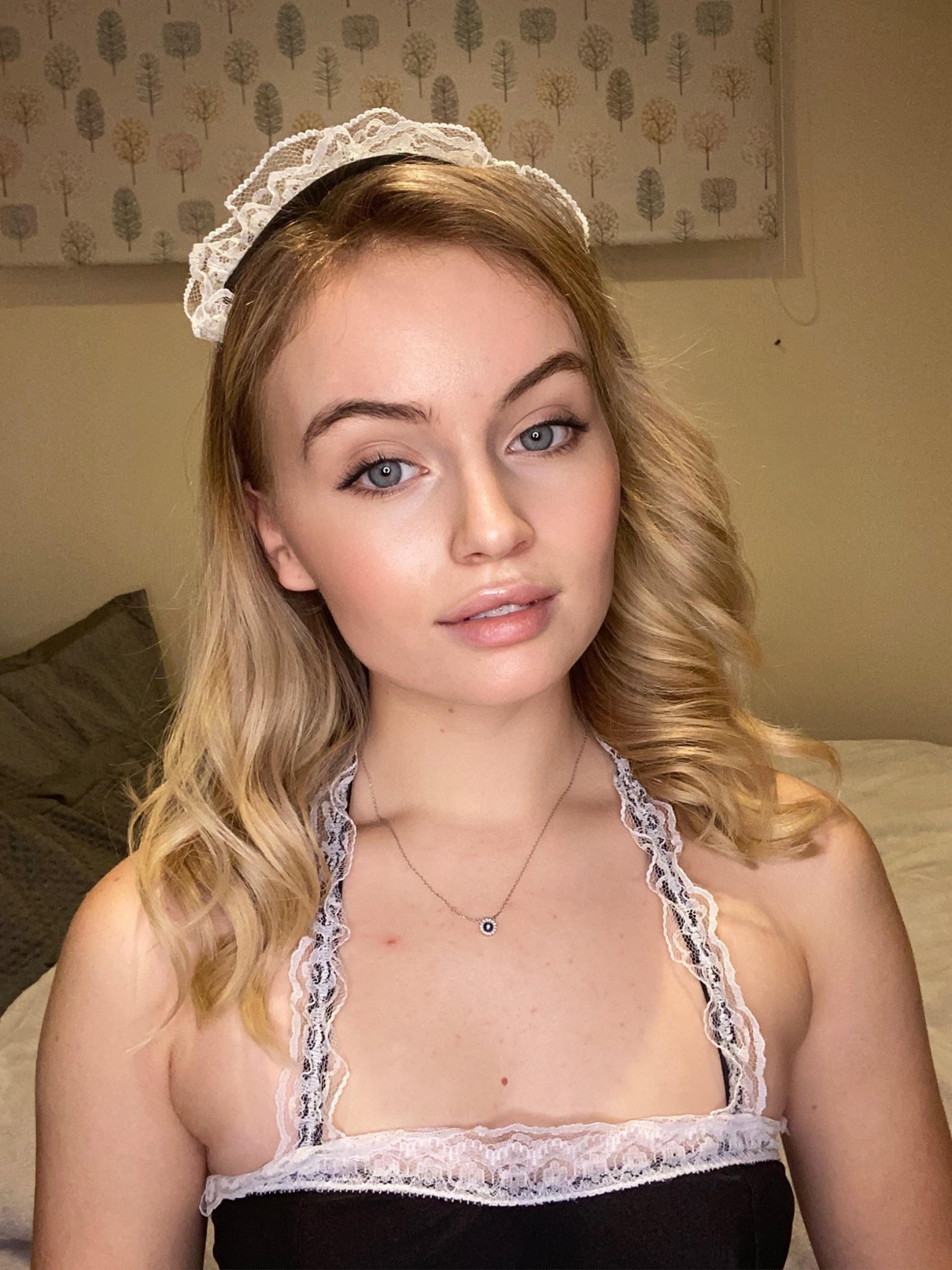 Im at your service | Scrolller