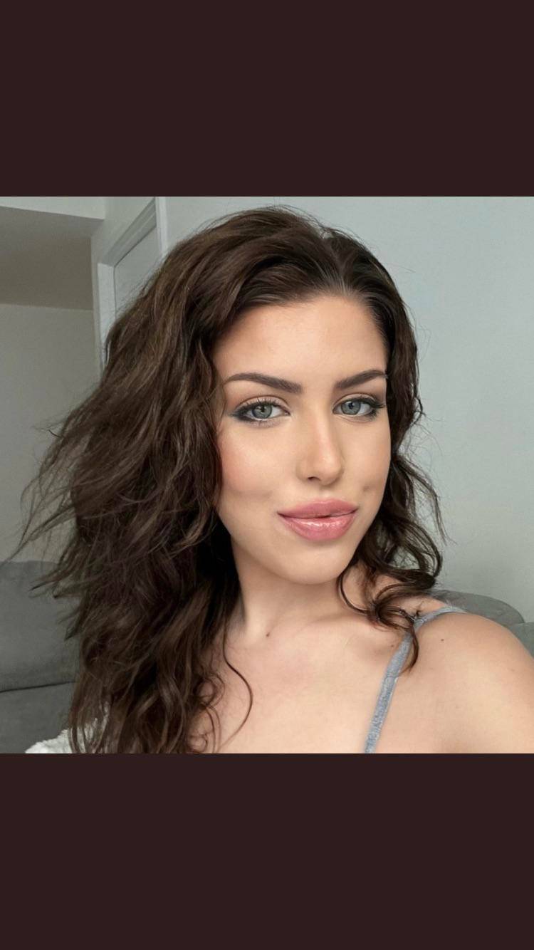 Isabella Maria Deluca | Scrolller