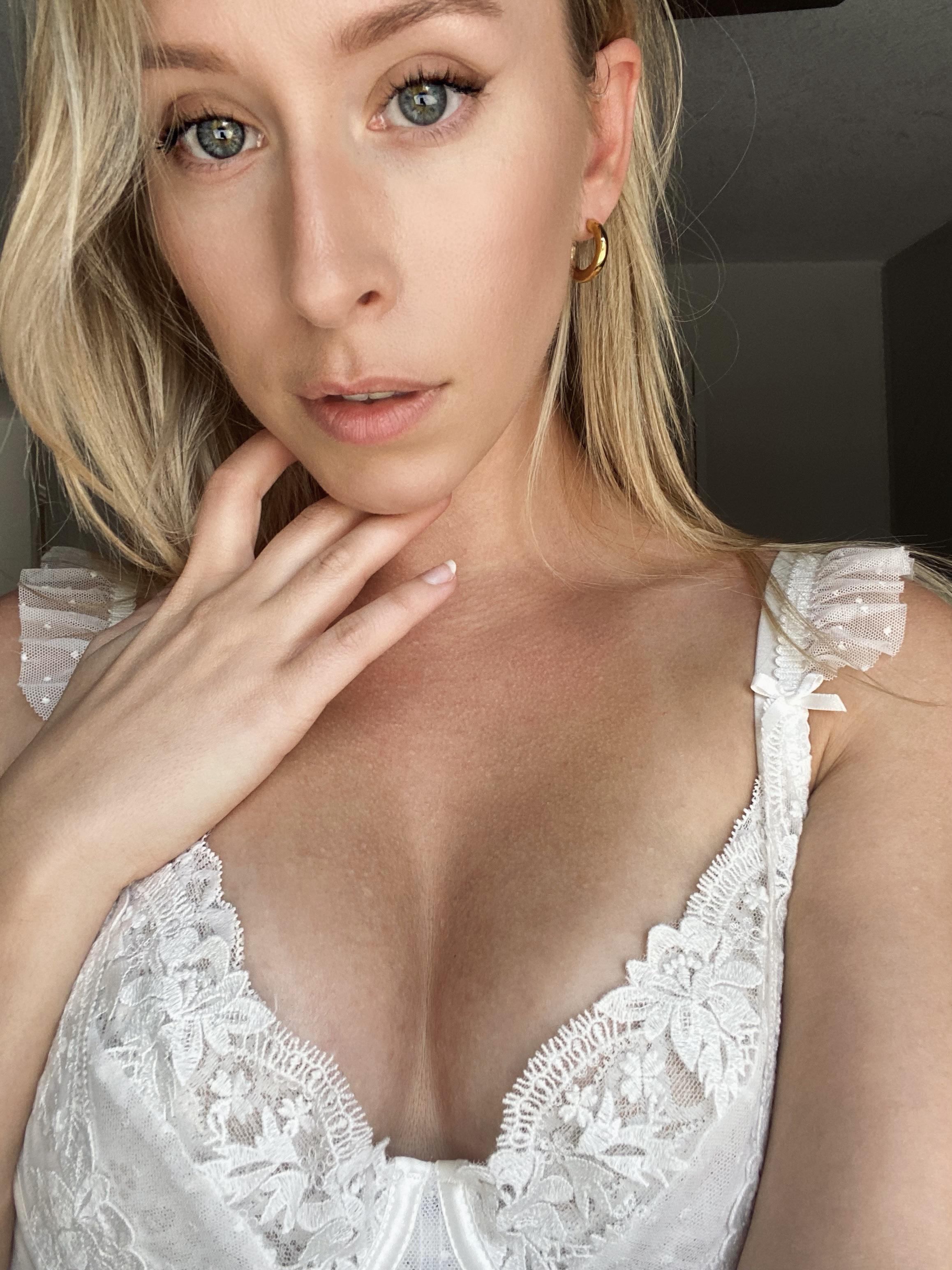 itty bitty cleavage | Scrolller