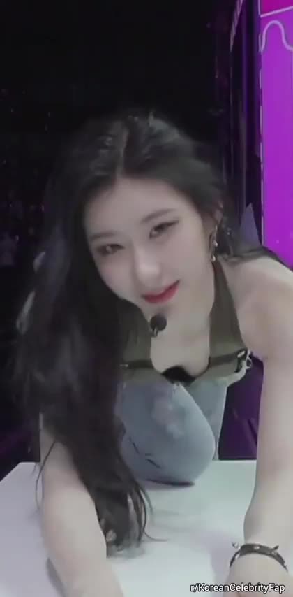 Itzy Chaeryeong | Scrolller