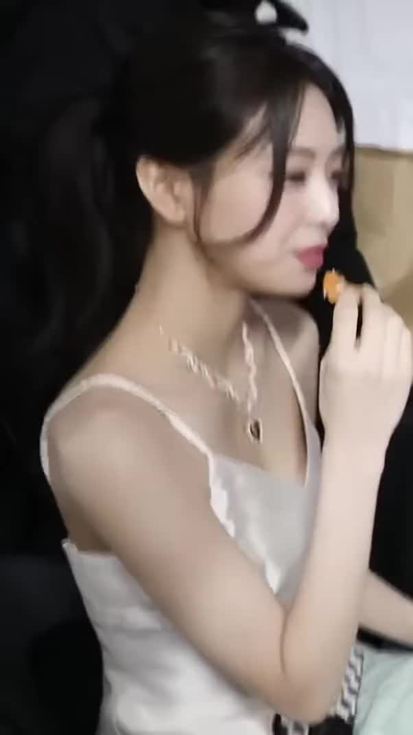 ITZY - Yuna | Scrolller