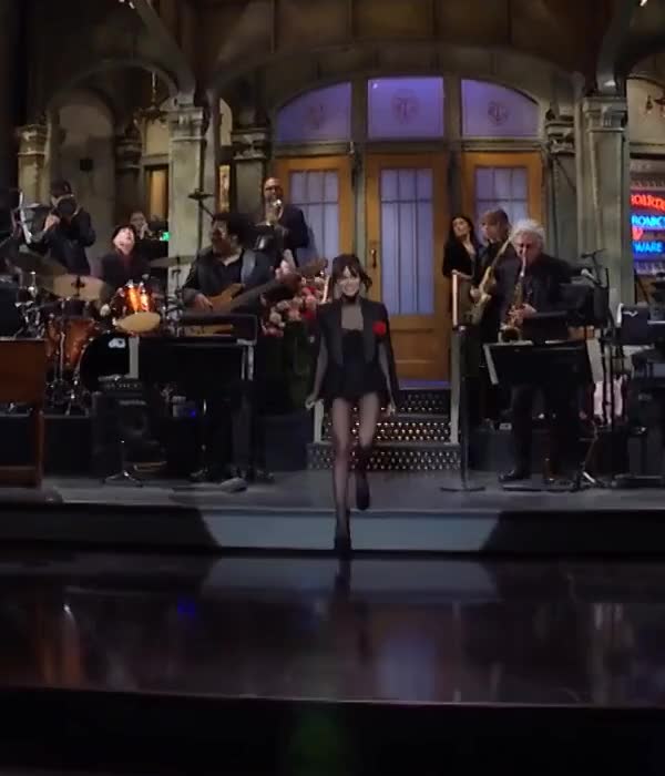 Jenna Ortega - Amazing legs on SNL | Scrolller