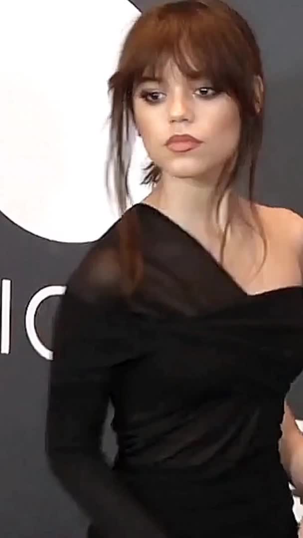 Jenna Ortega - Incredible body in black | Scrolller