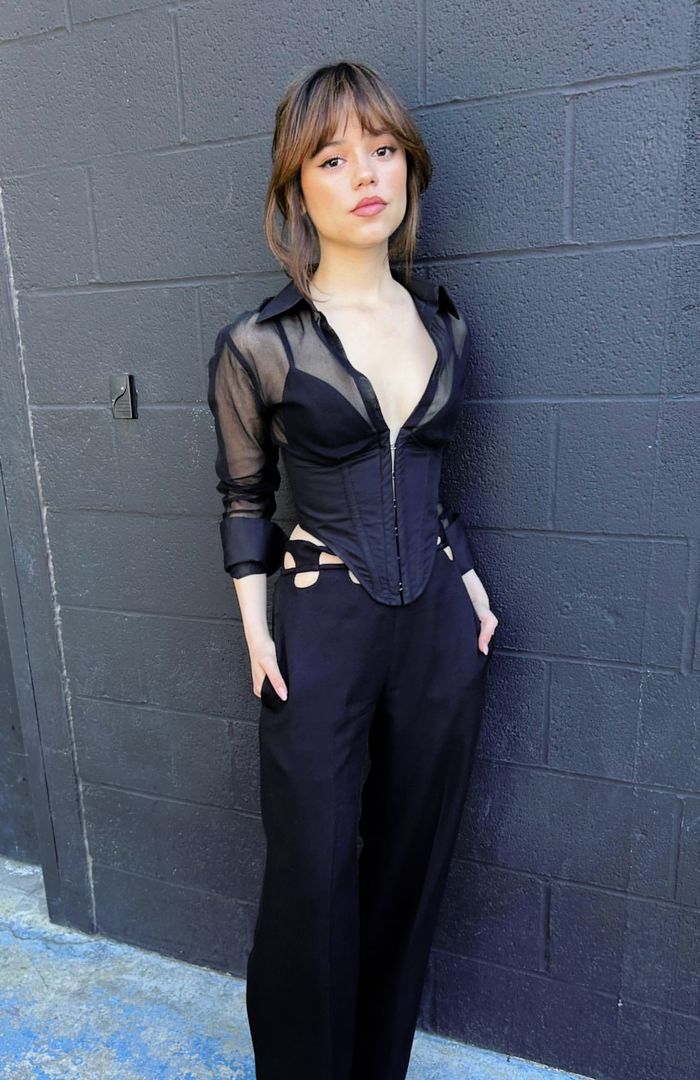 Jenna Ortega looking hot in black | Scrolller