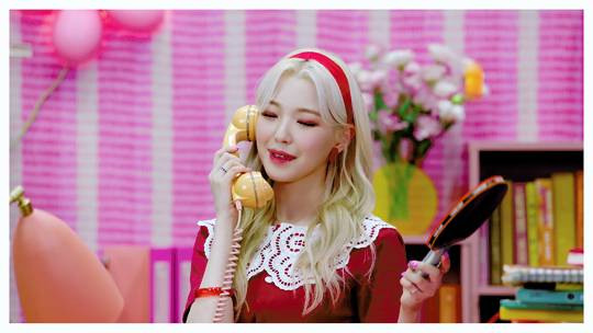 Jiheon getting hit in the head with a ping pong ball | Scrolller