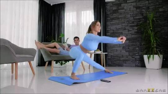 [Josephine Jackson] Stepsis Does His Workout And She's A Little Too Relaxed | Scrolller