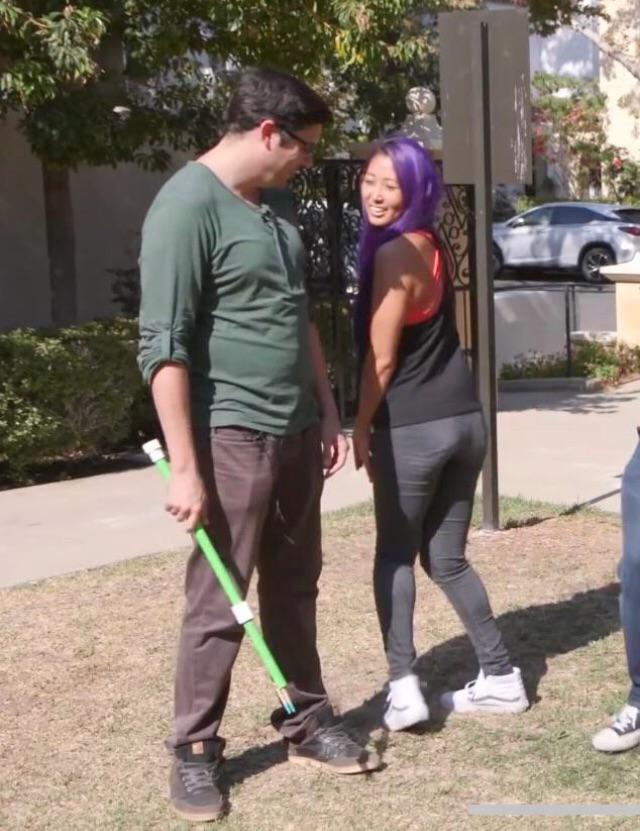 Joven taking a peek | Scrolller