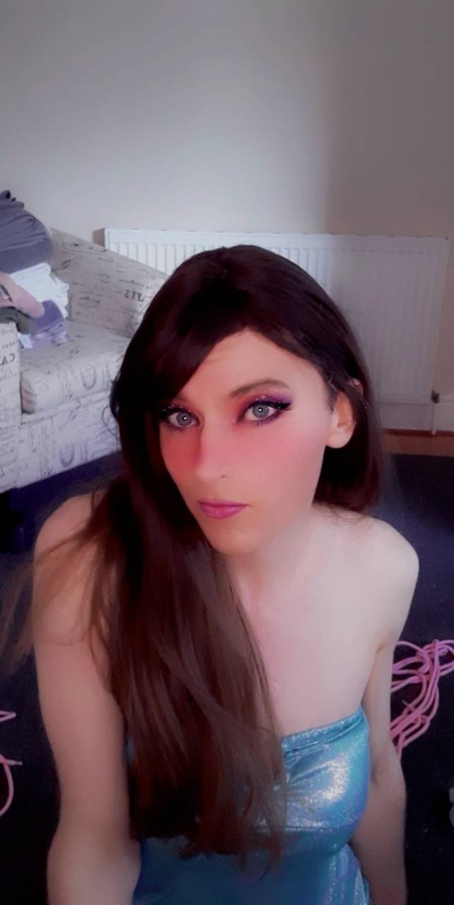 just saying hi | Scrolller