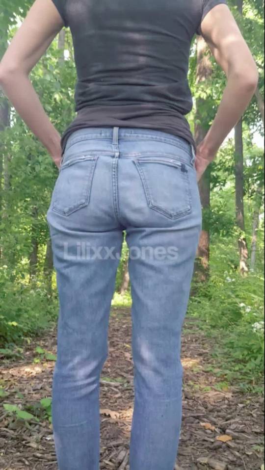 Just smacking my booty while out for a walk 😉 | Scrolller